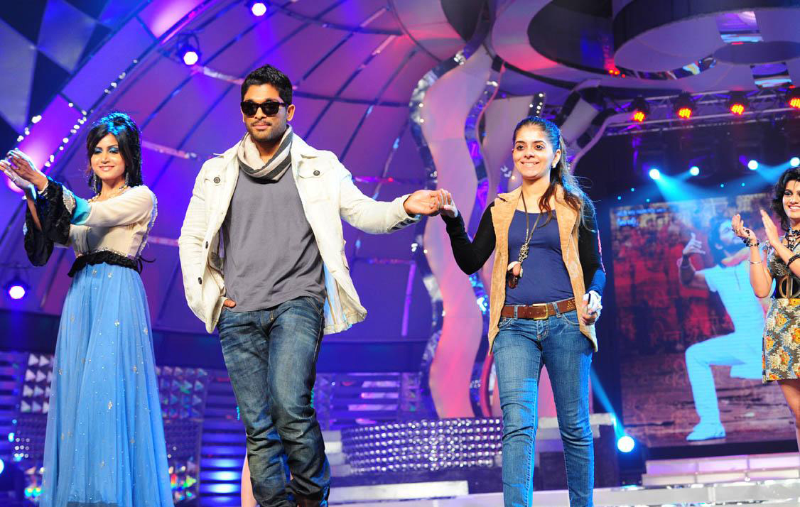 Allu Arjun Ramp Walk Stills – 5 – BizHat.com